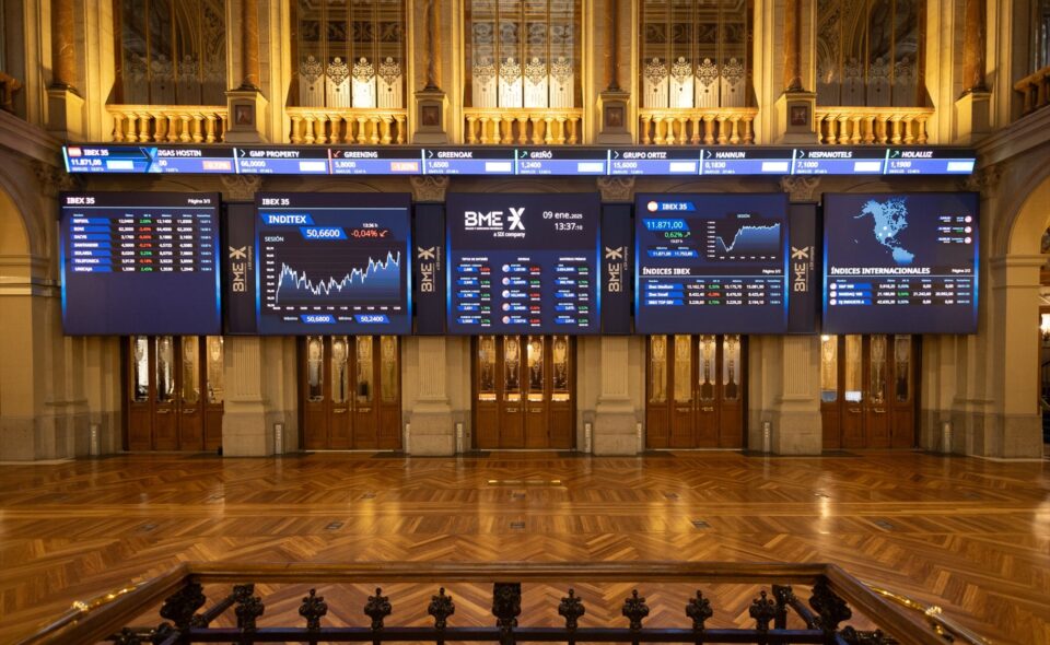 Ofensiva bajista de Blackrock contra las renovables del IBEX 35 tras el apagón: 100M€ en cortos